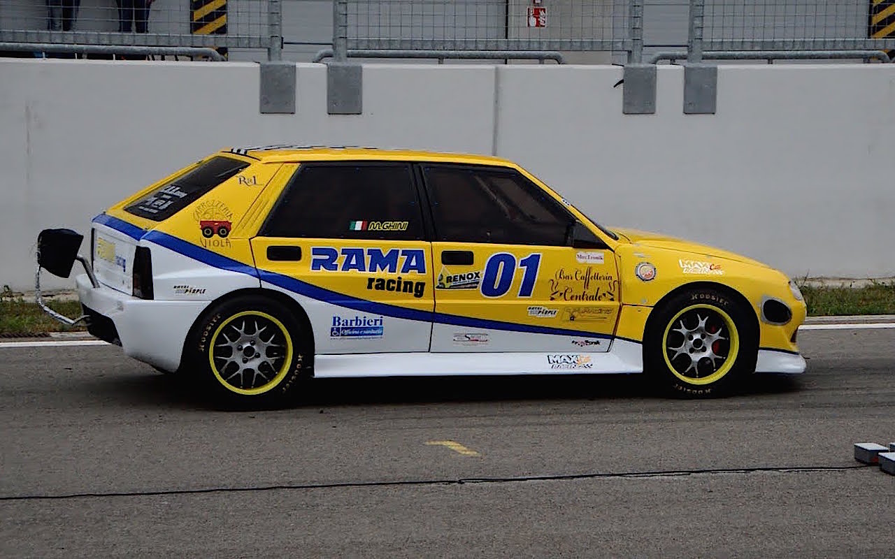 Lancia Delta HF Integrale... Y'a pas que les spéciales ! De l'essence ...