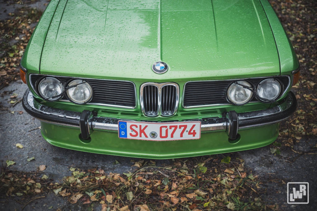 Slammed BMW E3 Bavaria - Allez, on se met un peu au vert ! De l'essence ...