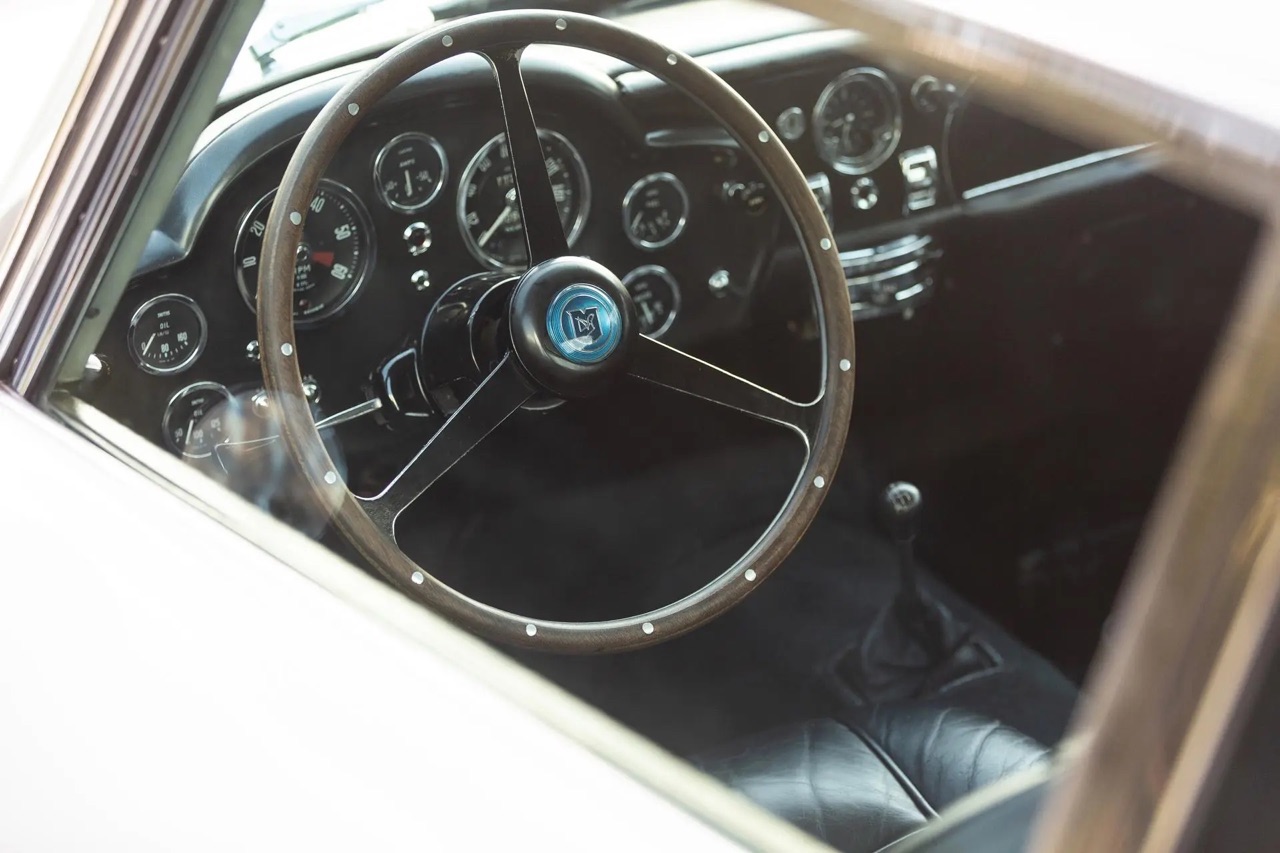Aston Martin DB5. Choisissez un chiffre entre 4 et 6 ! De l'essence ...