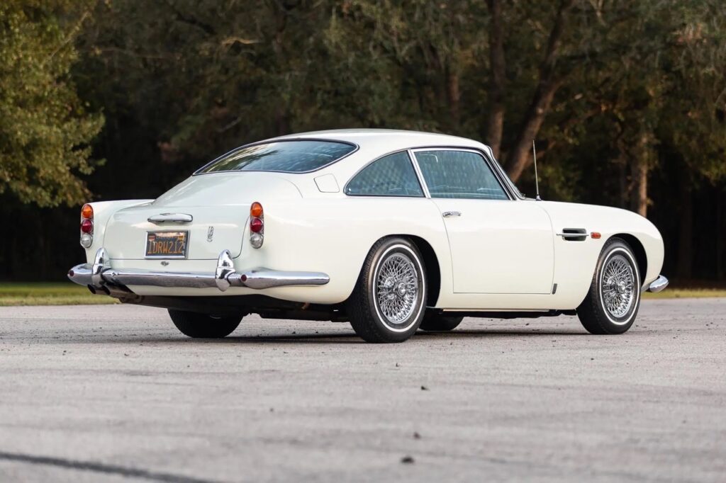 Aston Martin DB5. Choisissez un chiffre entre 4 et 6 ! De l'essence ...